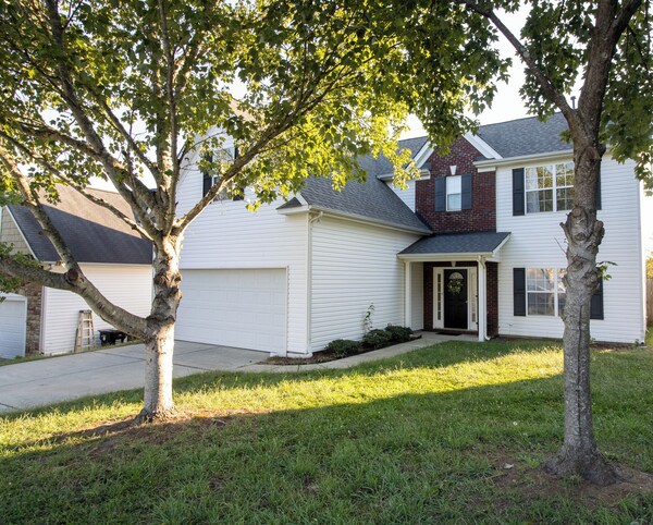 This Spacious 4-bedroom Pet Friendly House With Wifi And Ac In Charming Concord. - Concord, NC