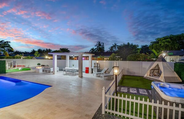 Luxury Escape: Pool, Hot Tub, Mini Golf & More! - Cutler Bay, FL