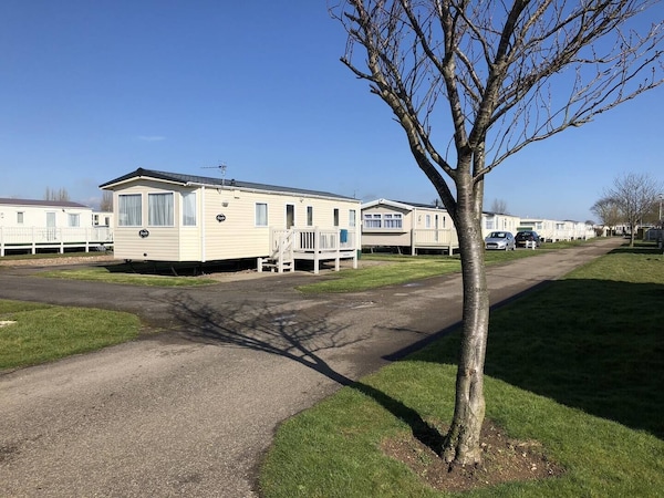 6-berth Holiday Home In Skegness, Just A Short Walk From The Beach, Perfect For Family Holidays! - Skegness