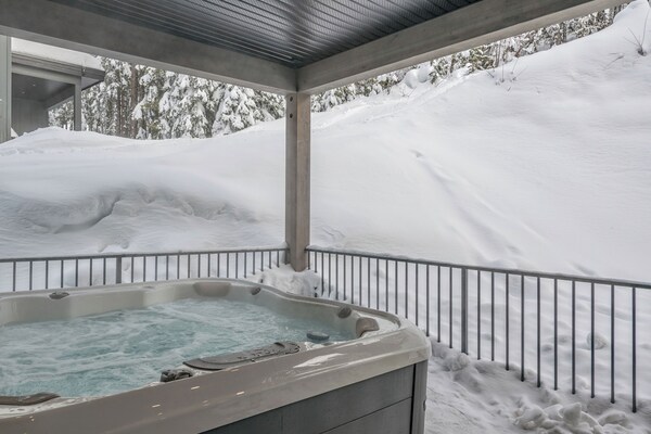 Modern Home With 2 Master Bedrooms, Private Hot Tub, Laundry, Lots Of Parking - 암스트롱