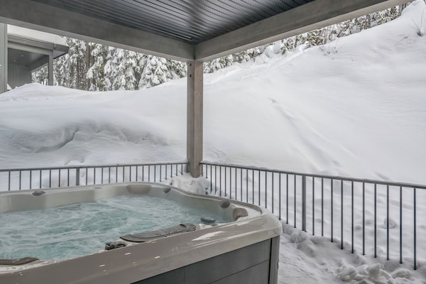Modern Home With 2 Master Bedrooms, Private Hot Tub, Laundry, Lots Of Parking - Armstrong