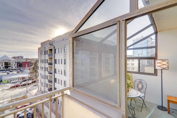 Spacious Top Floor At Stampede W/ Free Parking, Ac - Calgary