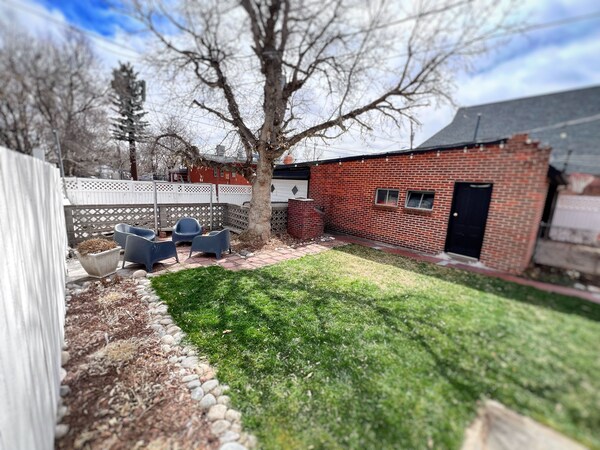 Expansive Luxury Downtown Haven Family Friendly, 4 Bedroom, 2 Bath, Fenced Yard - Golden, CO