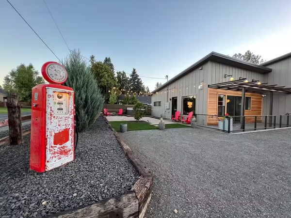 The Shop On Cherry--private Hot Tub! 8 Minutes To Downtown In Semi-rural Area - Spokane, WA
