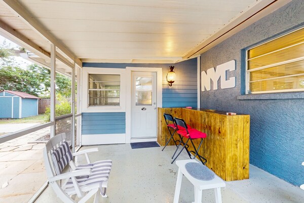 Cozy Home With Modern Kitchen, Lanai, & Washer/dryer- Perfect For Group Stays - Longboat Key, FL