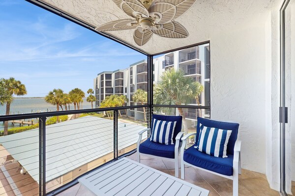 Charming Waterfront Condo With Spacious Balcony, Pools, Jacuzzis & Tennis Courts - Marco Island, FL