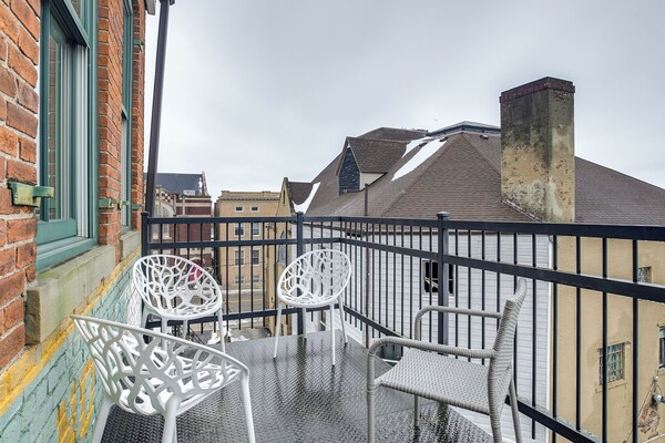< 1 Mi To Wittenberg: Eclectic Loft W/ Parking! - Springfield, OH