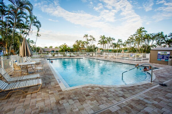 Newly Renovated Bayview Studio With Fireplace, Direct Beach Access - Bonita Springs, FL