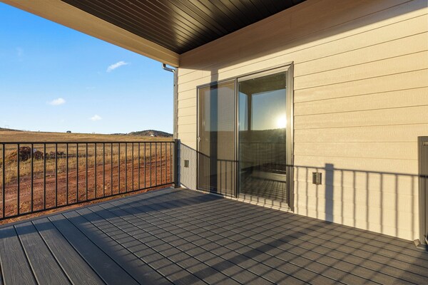 4 Bed, 3 Bath, Hot Tub, Convenient Location, Wi-fi - Rapid City, SD