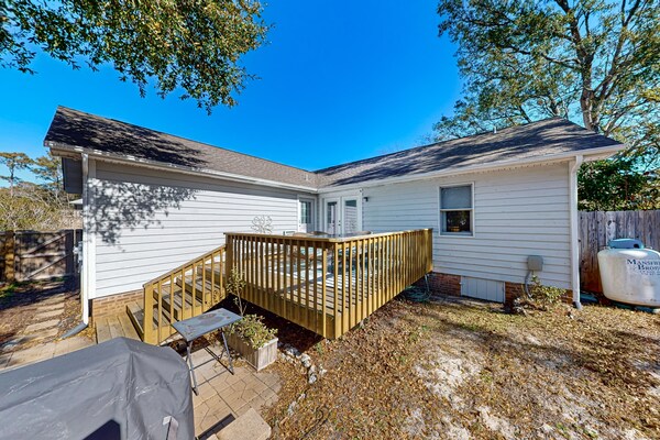Coastal Home With Enclosed Yard, Close To Beach And Local Attractions - Bald Head Island