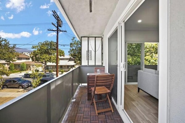 Spacious Apt W/ 2br - City Center - Pasadena, CA