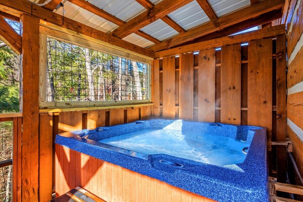 Hiking Bear Cabin: Smoky Mountain Escape + Games & Views - Maryville, TN