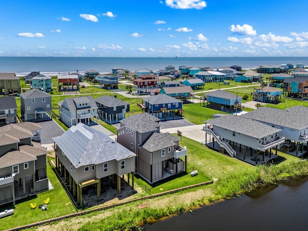 Luxury 4br Getaway | Gated Community, Canal Views & Lift - Crystal Beach, TX