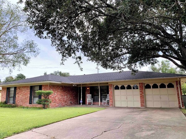 Charming Three Bedroom ~ 5 Mins To A&m ~ Quiet Neighborhood - Bryan, TX