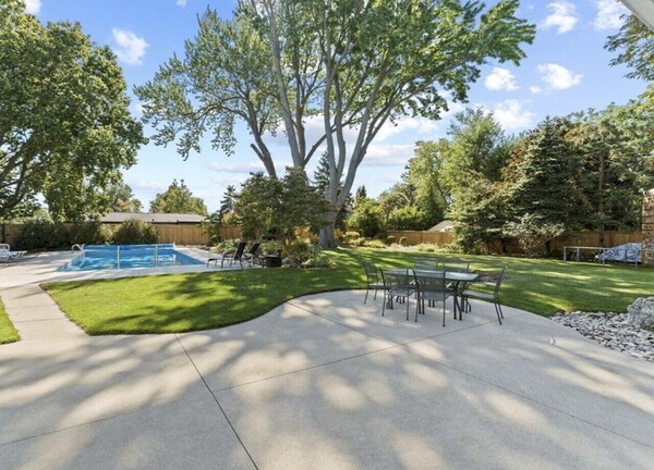 7 Bedrooms, 5.5 Baths, Salt Water Pool, Hot Tub, Beach - Leamington