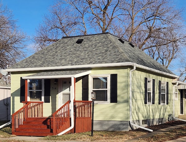 Railroad Themed 3-bedroom House In Boone The Main Street Station Is Pet Friendly - Ledges State Park, Madrid