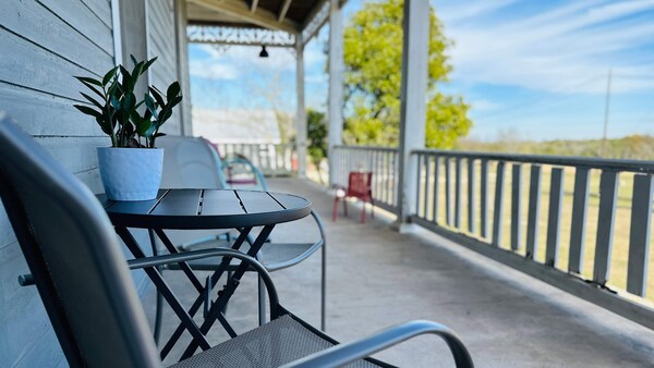 Historic 2 Bed Farmhouse: Mountain Views|firepit - Boerne, TX