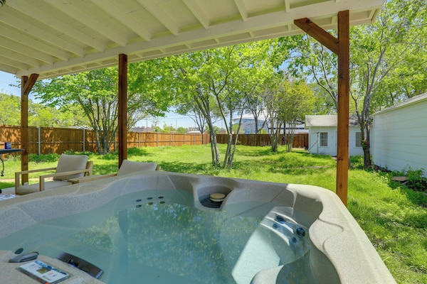 Walk To Cowboys Games: Arlington Home W/ Yard! - Fort Worth, TX
