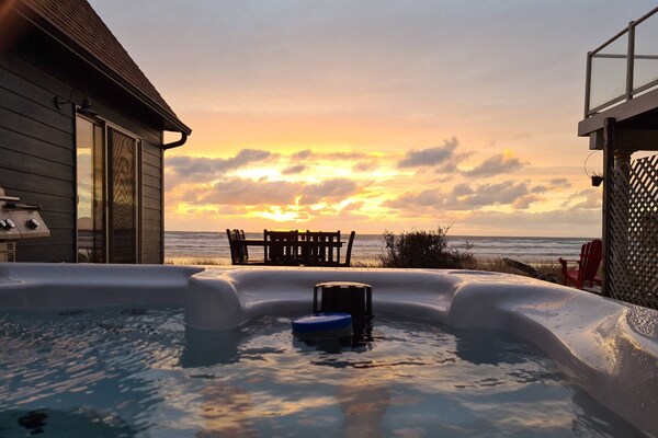 Magnificent Panoramic Ocean & Beach Views, Hot Tub, Game Room, Bbq, Fully Updated In Open Layout - Manzanita, OR