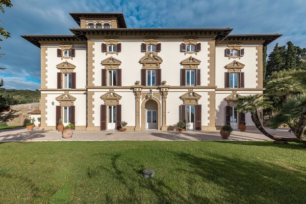 Villa In Castelvecchio With 7 Bedrooms Sleeps 14 - San Vincenzo