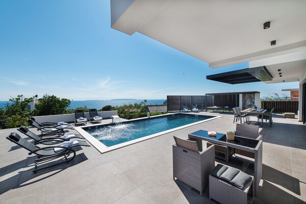 Elegant Villa Luna With Private Heated Pool - Mandre