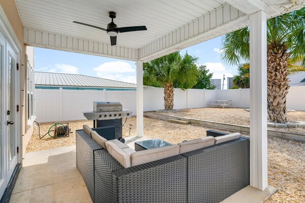Beach House Sunset Escape- Pet Friendly, Slps 10, Short Walk To Beach, Golf Cart - Panama City, FL