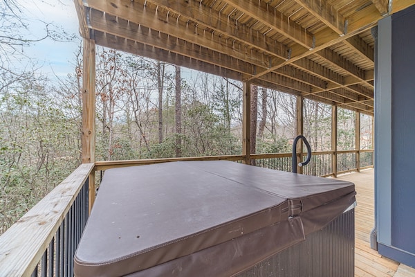 It's All Fun And Games - Modern Family Cabin Near Helen, Hot Tub, Games, Golf - Sautee Nacoochee, GA