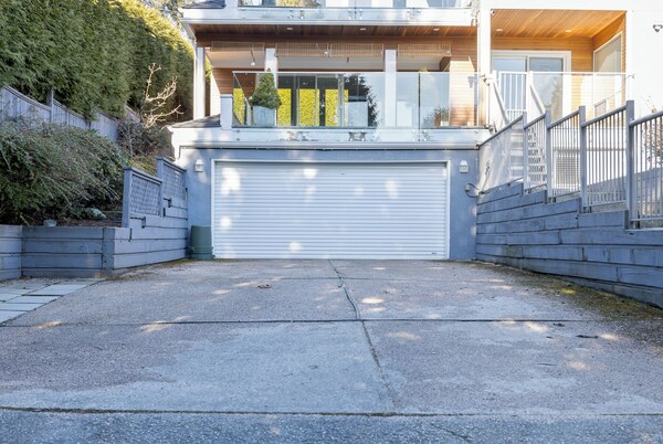 Modern & Cozy Near The Ocean - British Columbia