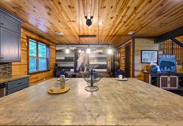 3-story Cabin: Hot Tub, Play Structure, Movie Room - Broken Bow, OK