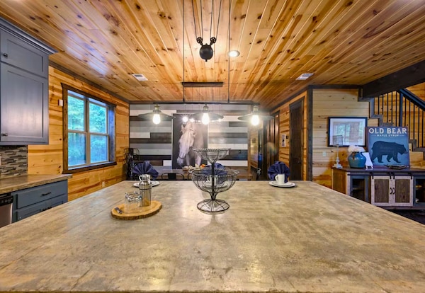 3-story Cabin: Hot Tub, Play Structure, Movie Room - Broken Bow, OK