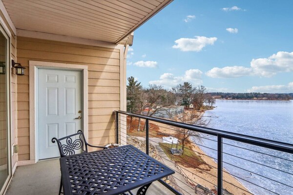 Beachfront Dream Escape Waterfront At Delton Grand - Lake Delton, WI