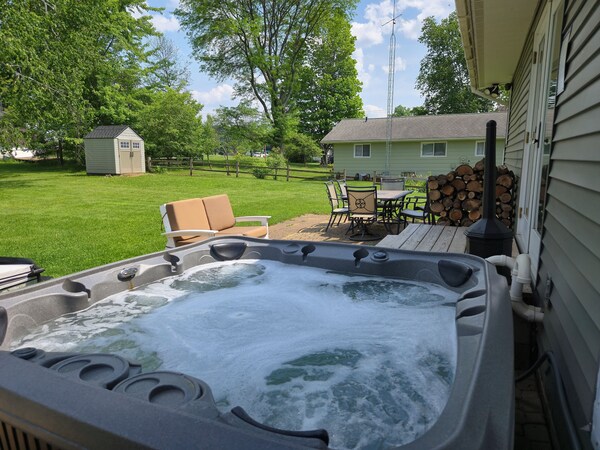 Hot-tub/king Bed/snowmobile Trail @ The Hemlock - Cazenovia, WI