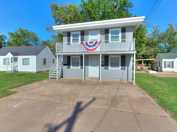 Top Level Charming Townhome With 1 Bedroom As Close To Campus As You Can Get! - Norman, OK