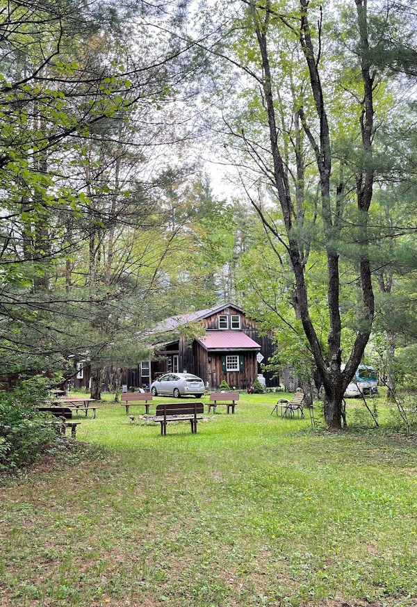 Rustic 4-bedroom Cabin, On Lake With Wifi, Near Adirondacks\na Place To Remember! - The Sandbar, Star Lake