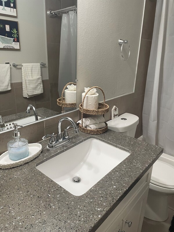 Charming 3-bedroom Townhome In Delightful South Sacramento With Ac, Wifi - エルクグローブ, CA