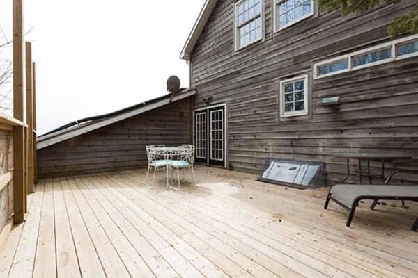 Port Stanley Village 4br  Walk To Little Beach, Lake Views W/ Hot Tub - Port Stanley