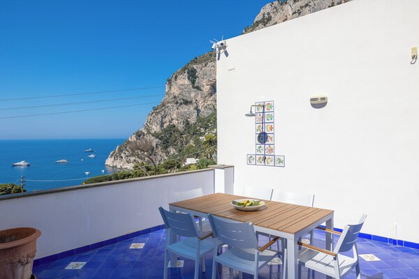 Apartment In Capri, Located A Stone's Throw From The Beach Of Marina Piccola. - Capri