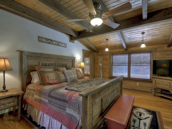 Gorgeous Creekside Lodge! Sleeps 14! Guesthouse With Huge Game Room! Huge Hottub - Ellijay, GA
