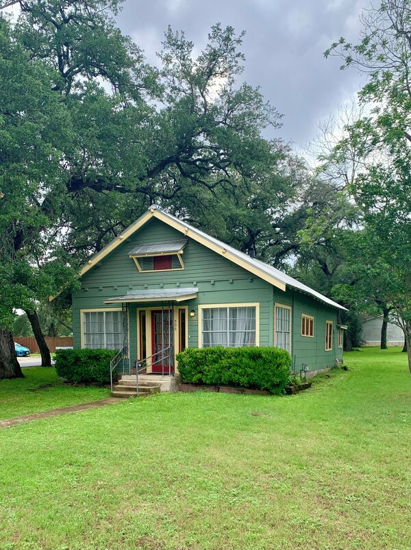 Cozy 2 Br Cottage With Inviting Sunroom, Spacious Yard And Ultimate Comfort - San Marcos, TX