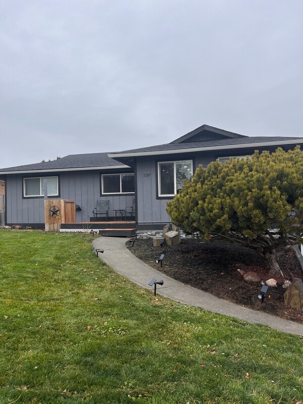New! 2 Kings! Hot Tub! No Cleaning Fee!espresso! Fully Fenced Yard - Pendleton, OR