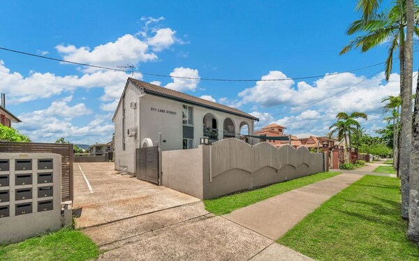 Lux In The City 1 Bedroom Apt With Pool, Sleeps 3 - Cairns
