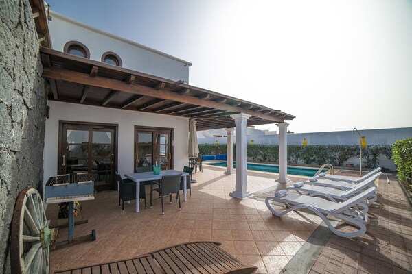 Sophisticated Lanzarote Villa | Villa Mervella | 4 Bedrooms | Spacious Terrace Area & Private Pool | Playa Blanca - Playa Blanca, Las Palmas, España