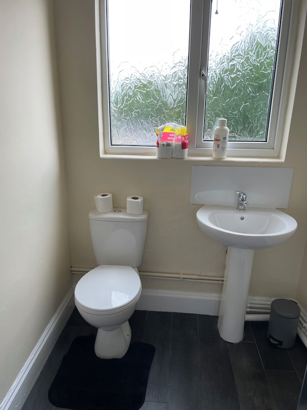 Large, Furnished 4 Bedroom Apartment Suitable For Workmen And Teams - Bedford