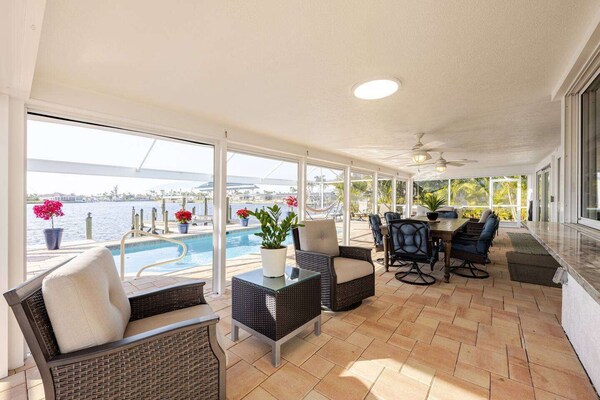 Waterfront Escape Luxurious Stay - Fort Myers, FL