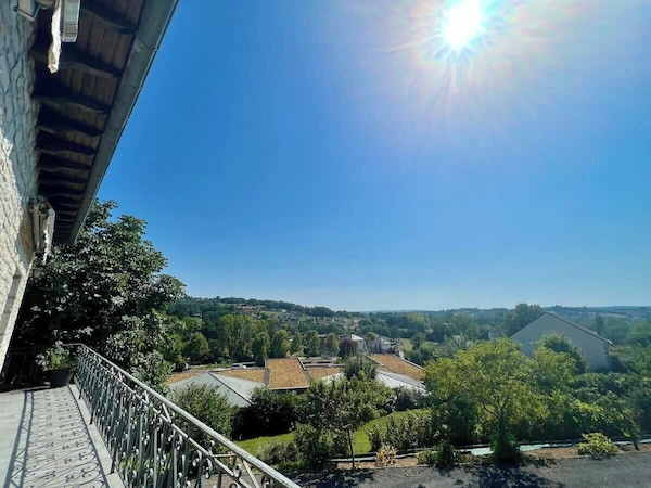 Villa La Baronnie - 11 Pers - Proche Brive -Jardin - ibis budget Brive La Gaillarde