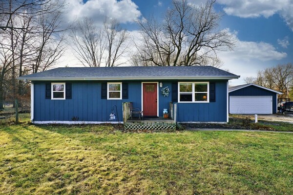 Cozy Home Near 231 With Open Living & Full Kitchen - Indiana