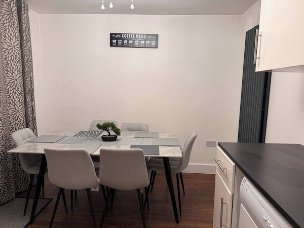10% Discount On Our 3-bedroom Cosy Home In Hornchurch. 5 Mins To Districtline. - Brentwood