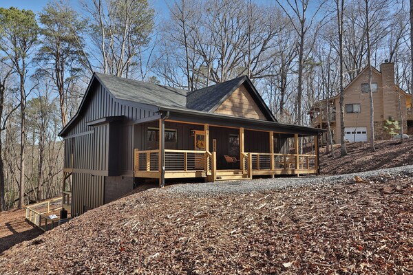 Cozy Cabin. Dog Friendly, Indoor/outdoor Seasonal Fireplace. Firepit, Hot-tub - Ellijay, GA