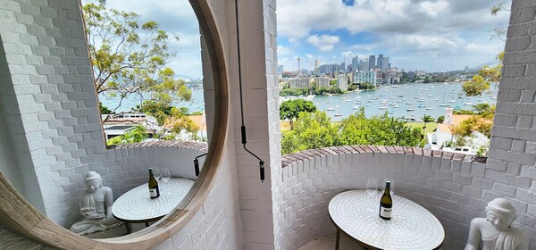 Elegantly Appointed Apartment With Harbour Views - North Sydney
