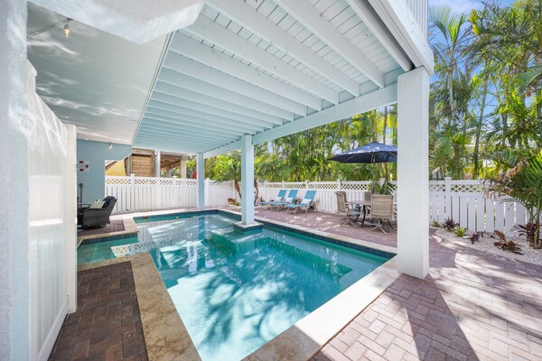 Griffins Island Getaway - Coastal Luxury, Private Pool, Game Room, Ev Charger, Steps To Beach - Holmes Beach, FL